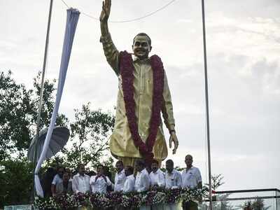 CM Jaganmohan Reddy unveils YSR statue in Vijayawada | Vijayawada News ...