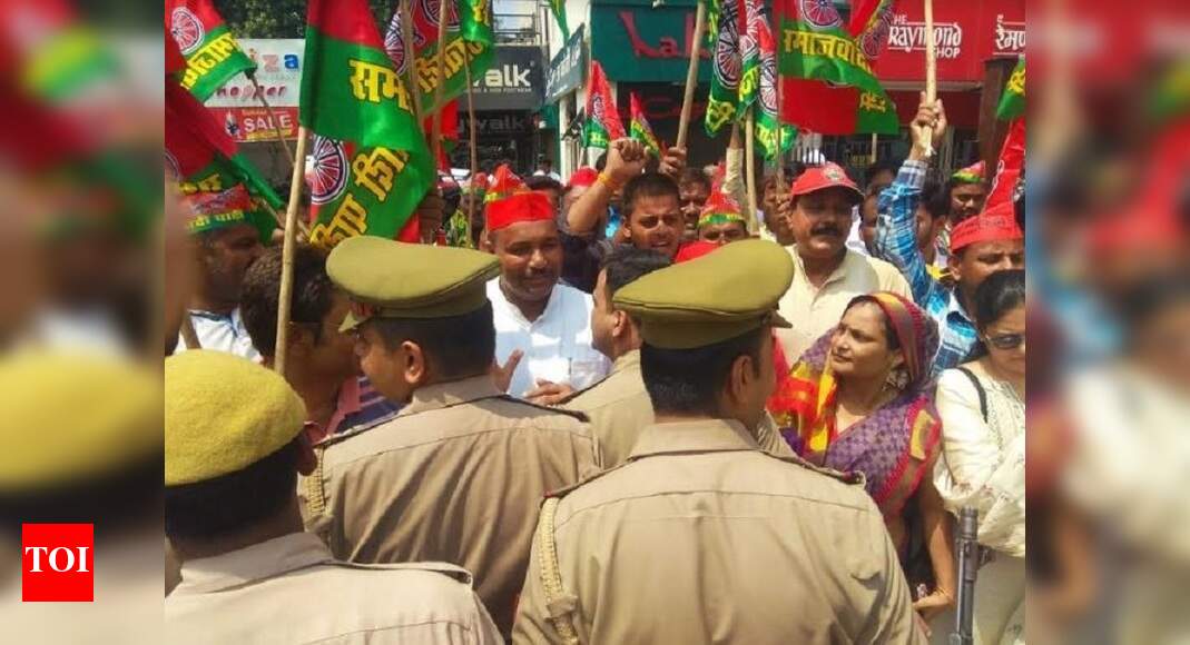 Samajwadi Party workers protest against hike in power tariffs ...