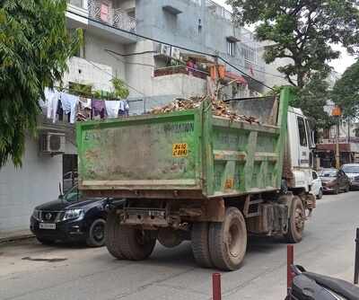 Truck carrying garbage without cover - Times of India