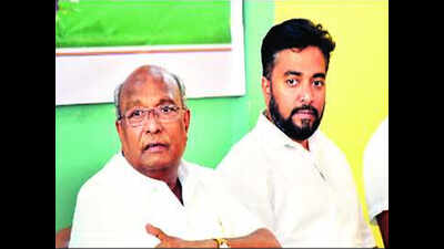 Congress corporators slam Prakash Awade for ditching party | Kolhapur ...