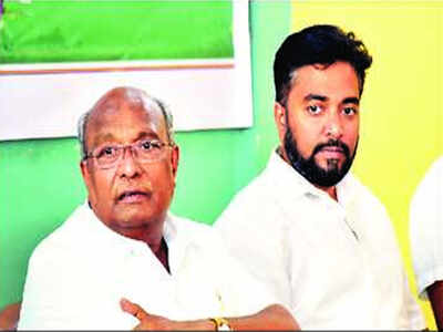 Congress corporators slam Prakash Awade for ditching party | Kolhapur ...