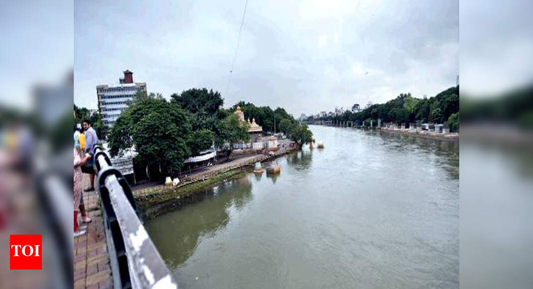 Baba Bhide bridge submerges again, traffic crawls on roads | Pune News ...