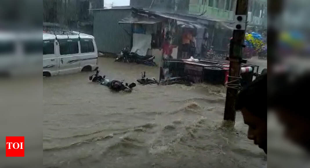 MP: Rampura inundated as pond boundary breaks in Neemuch district ...