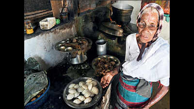 Tamil Nadu: Everyone wants to help this 82-yr-old selling idlis for Re ...