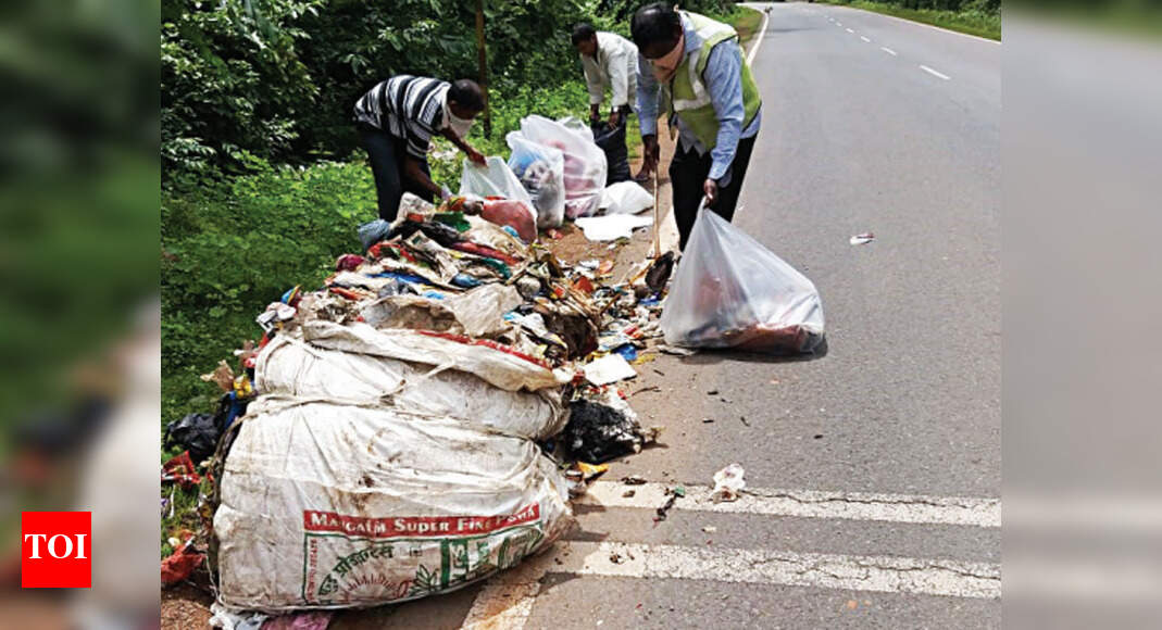 Sheli residents wake up to garbage on NH66 | Goa News - Times of India