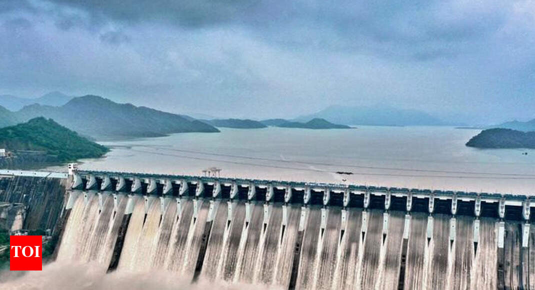 Sardar Sarovar dam levels historic water mark of 138m | Vadodara News ...