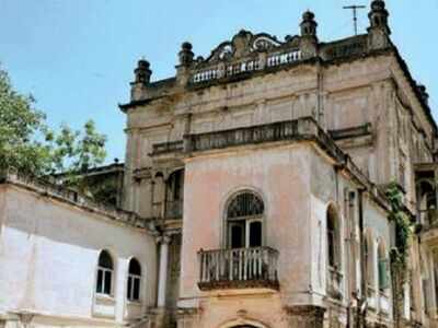 Telangana HC demolishes KCR govt plan to build assembly at Irrum Manzil ...