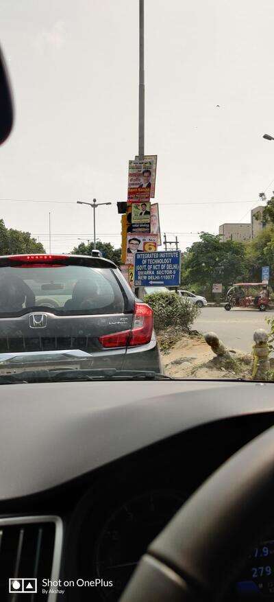 Traffic signal blocked by election hoarding - Times of India