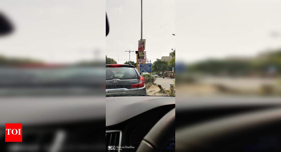 Traffic signal blocked by election hoarding - Times of India