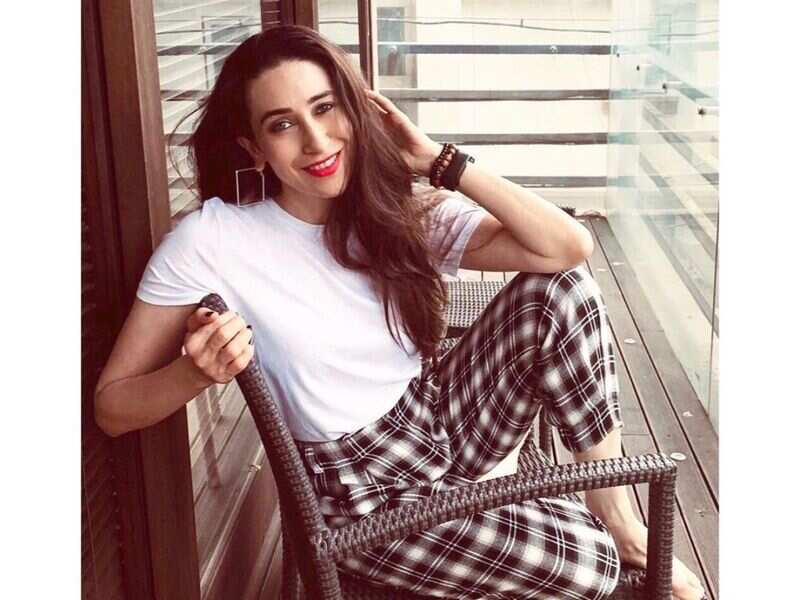 Photo: Donning her beautiful smile, Karisma Kapoor looks all happy and ...