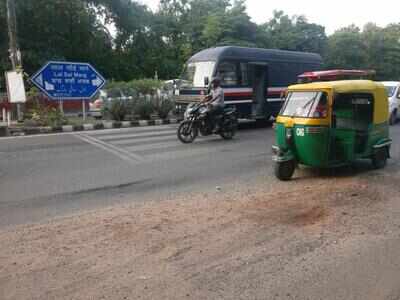 Poorly built new road - Times of India