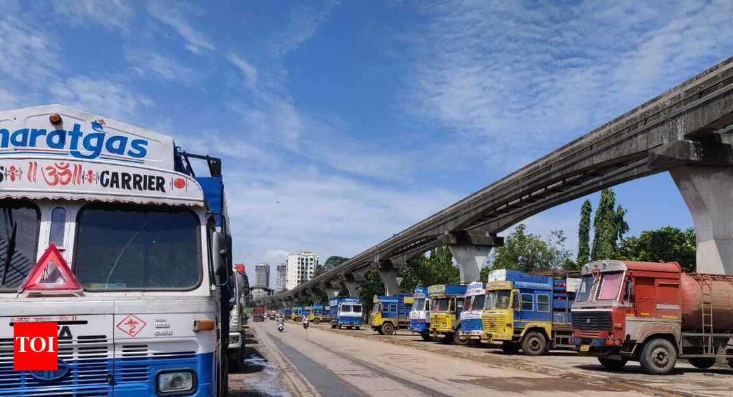 Parking of Trucks on Mahul Road opp BPCL Refinery - Times of India