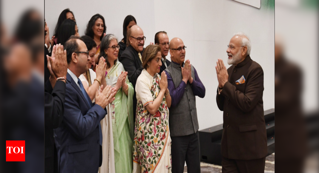 PM Modi meets Kashmiri Pandits in Houston, assures them of New Kashmir ...