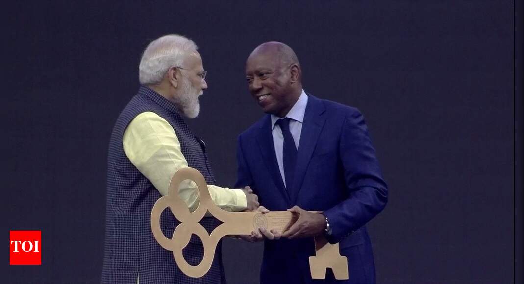 Modi presented keys to Houston City on his arrival at 'Howdy, Modi ...