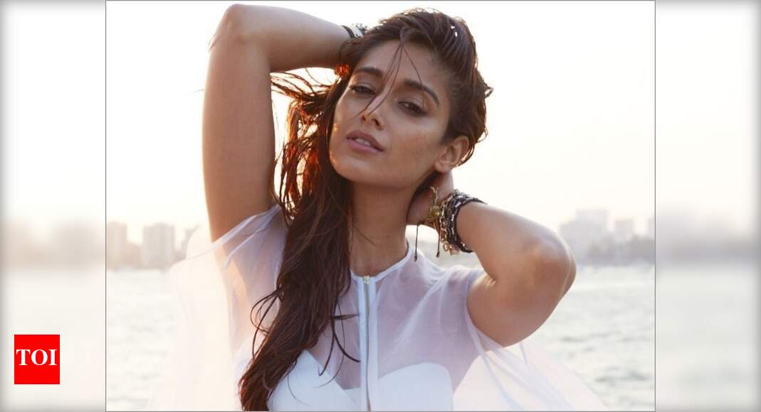 Irresistible Ileana Dcruz Shakes Her Hot Belly To Celebrate