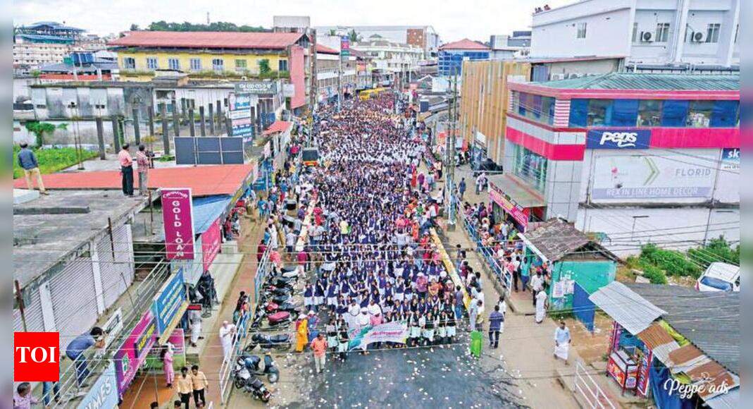Thousands of students take to the streets in Wayanad | Kozhikode News ...