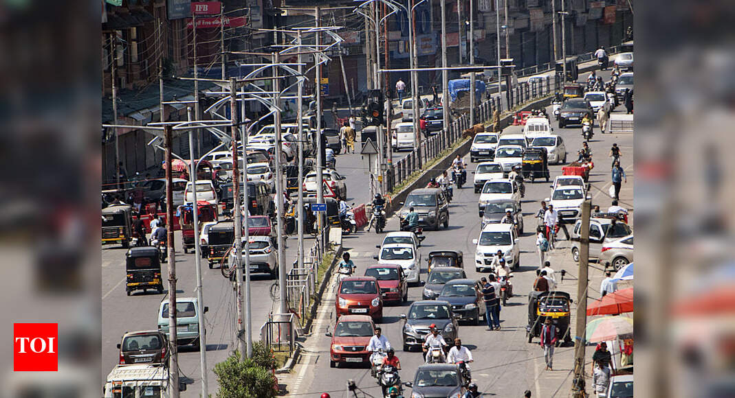 Massive traffic jams in Srinagar, some shops open in morning hours ...