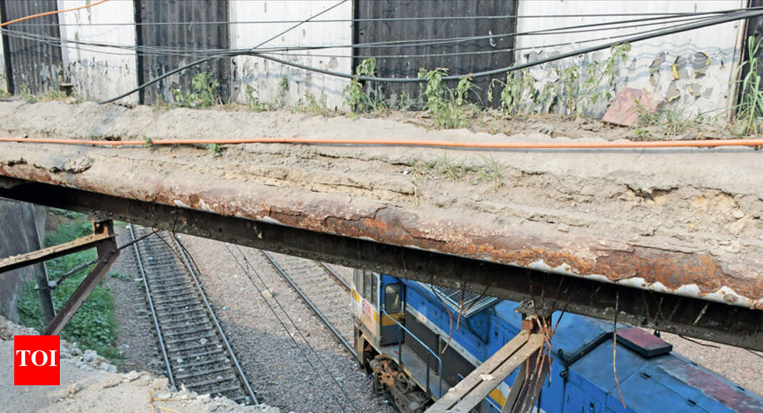 Footpath on flyover at Ashram caves in | Delhi News - Times of India