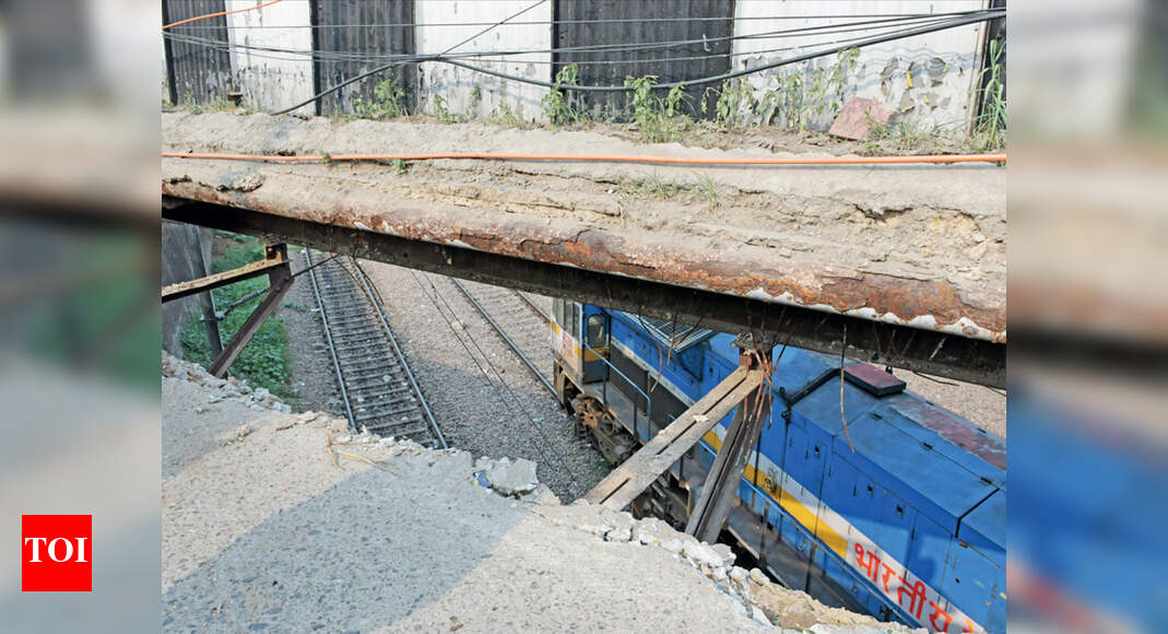 Footpath on flyover at Ashram caves in | Delhi News - Times of India