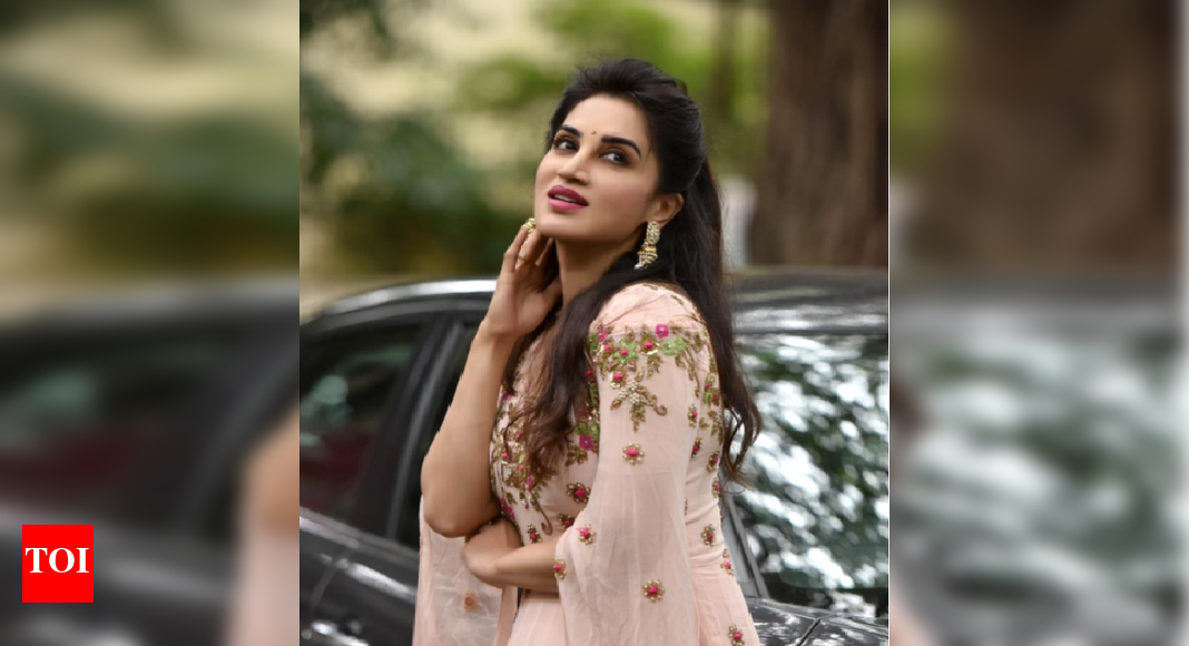 Smita Gondkar attends Durga puja | Marathi Movie News - Times of India