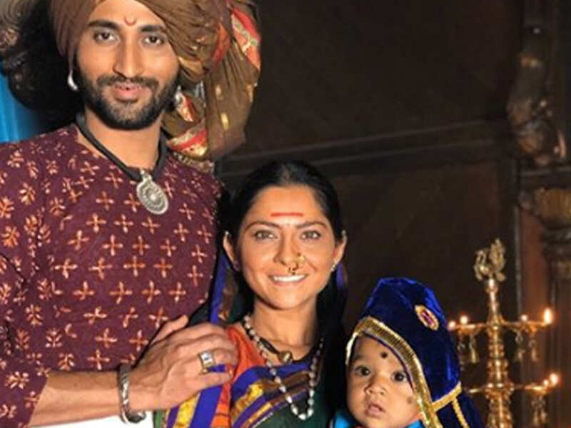 'Hirkani': This BTS pictures of Sonalee Kulkarni and Ameet Khedekar ...