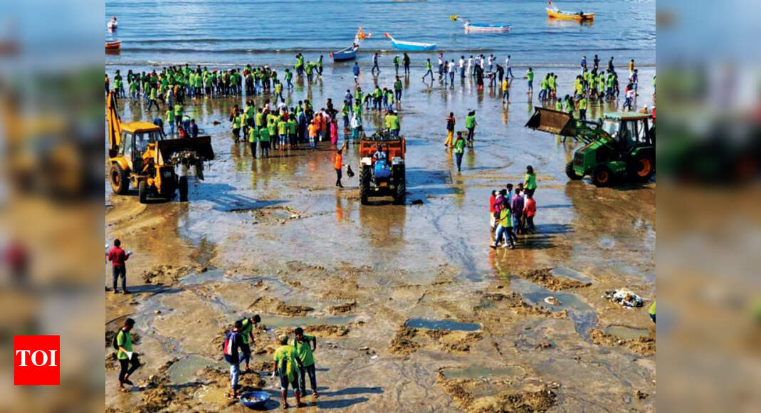 As PM Modi video-plogs, hundreds participate in Mumbai beach clean-up ...