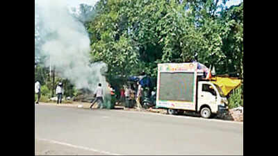 Fire breaks out on BJP campaign mini truck | Mumbai News - Times of India