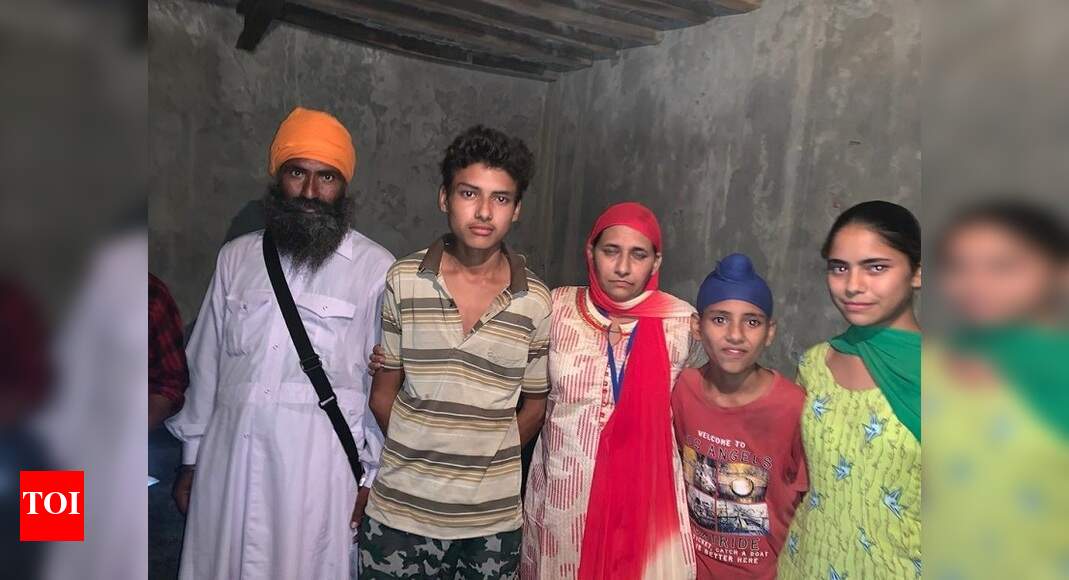 Homeless woman reunited with family in Punjab after 8 years | Navi ...