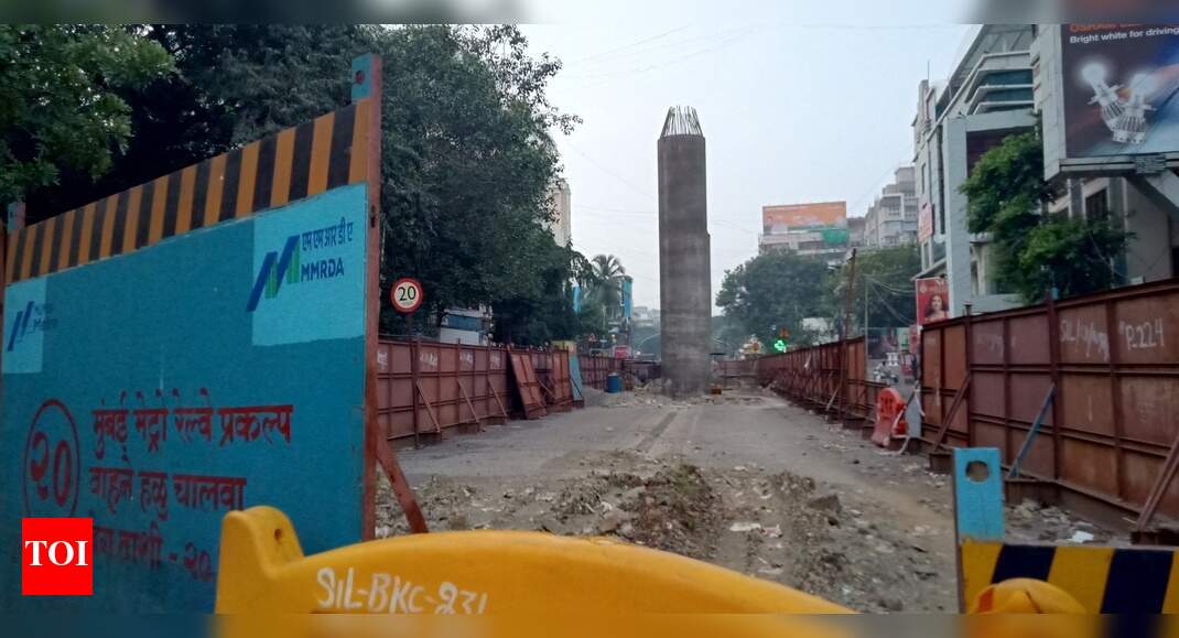 Metro pillar as it is at Santacruz West - Times of India