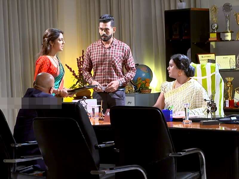 Manjil Virinja Poovu update, October 16: Anjana submits the project ...