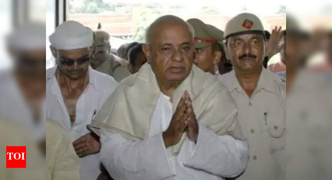 27 legislators raise flag, paint JD(S) first family in a corner | India ...