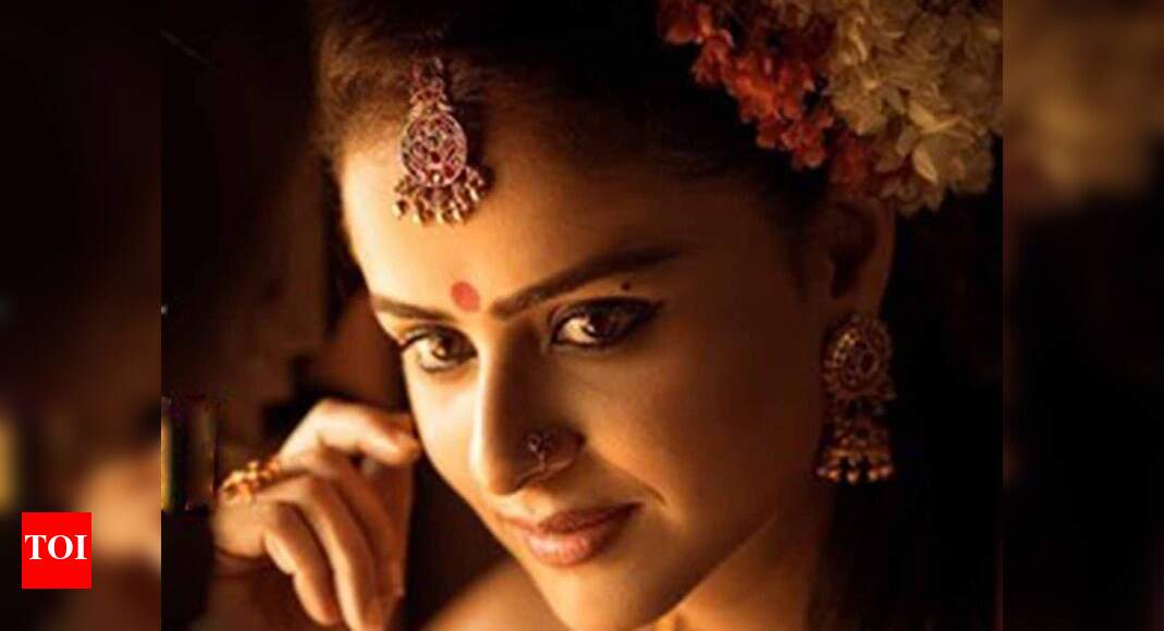 Mamangam Mukkuthi song has an old-world grandeur | Malayalam Movie News ...