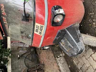 Tempo obstructing flow of traffic - Times of India