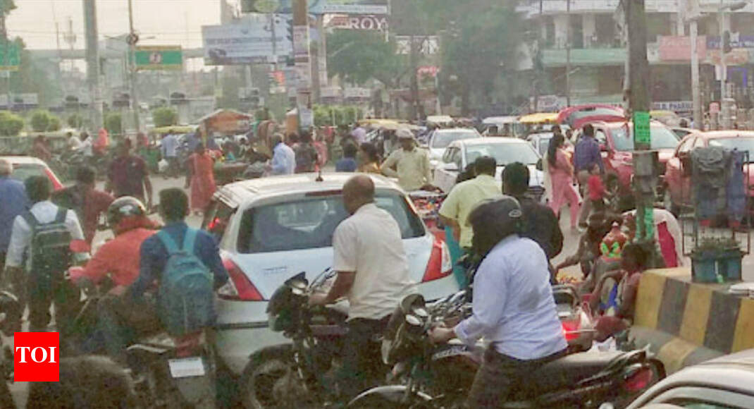 Traffic chaos dampens buy-buy spirit, most Lucknow arteries choked ...