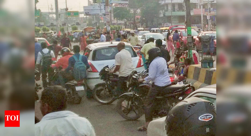 Traffic chaos dampens buy-buy spirit, most Lucknow arteries choked ...