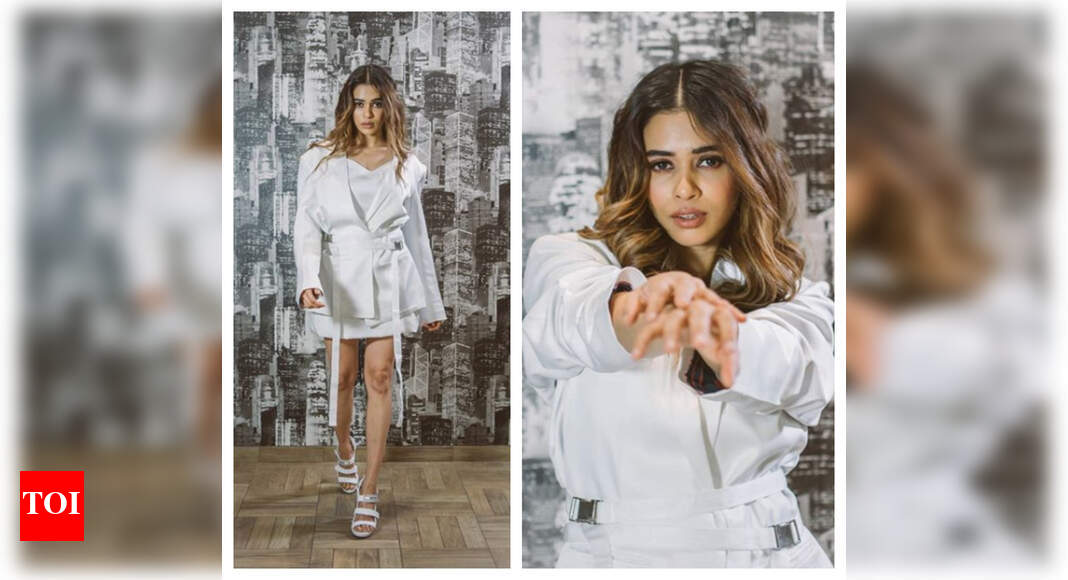 Dressed in all white, this Marathi singer looks stunning! | Marathi ...