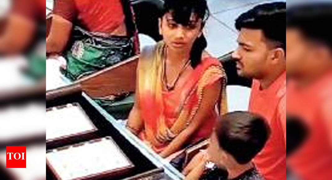 Kin con: ‘Family’ steals gold ring from showroom | Ahmedabad News ...