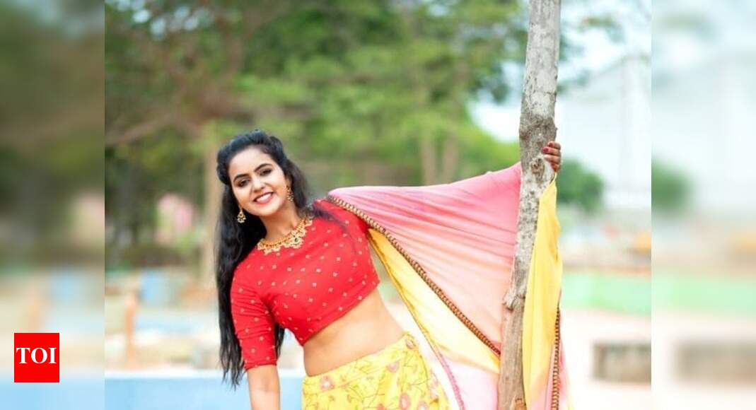 Yaaradi Nee Mohini actress Chaithra Reddy shares a goofy picture with ...