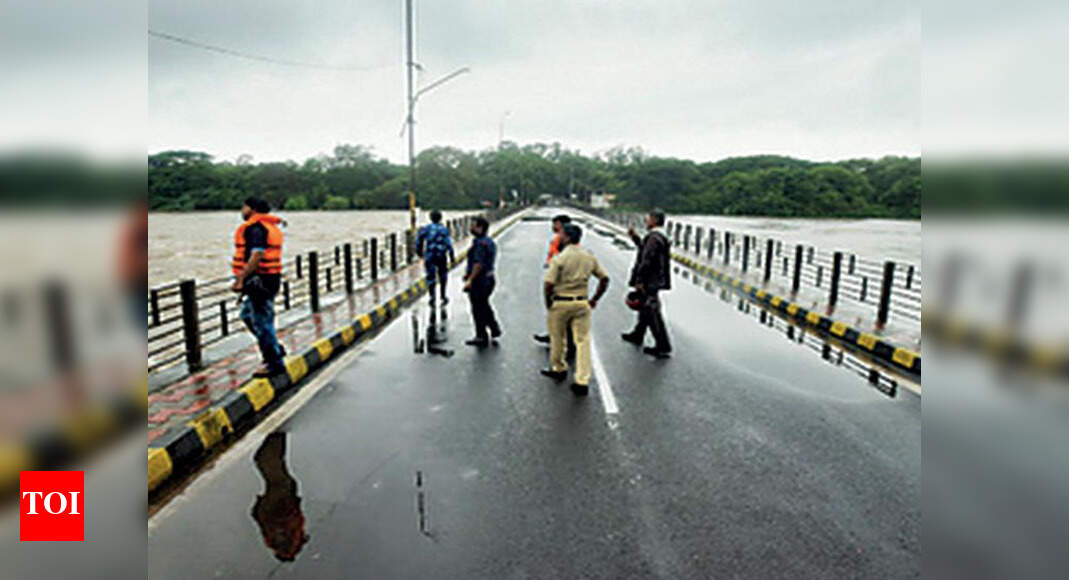 Passersby rescue cop stuck in cables off Holkar Bridge | Pune News ...