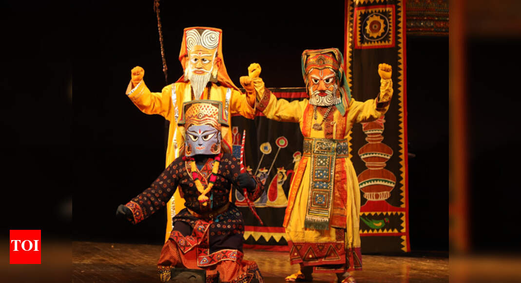 Artistes dressed as puppet present the story of Ram-Sita in Jaipur ...