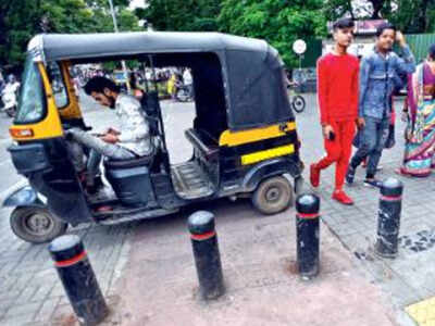 Illegal parking of rickshaws leave pedestrians fuming in Pune | Pune News - Times of India