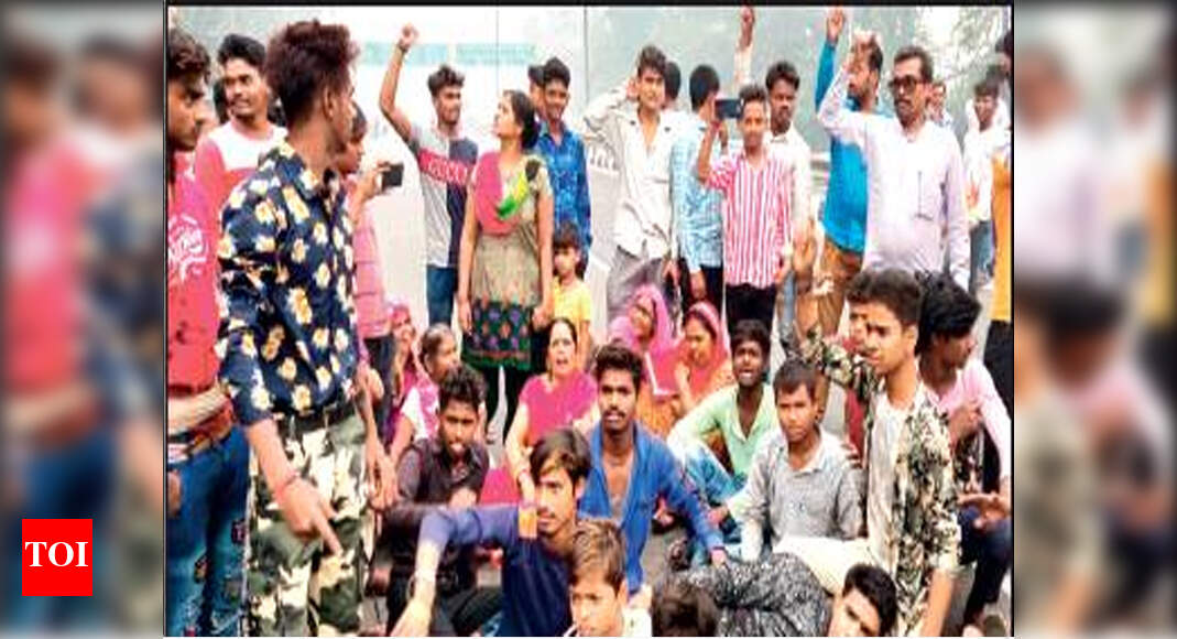 No water in Sirhind feeder canal, devotees stage protest | Amritsar ...