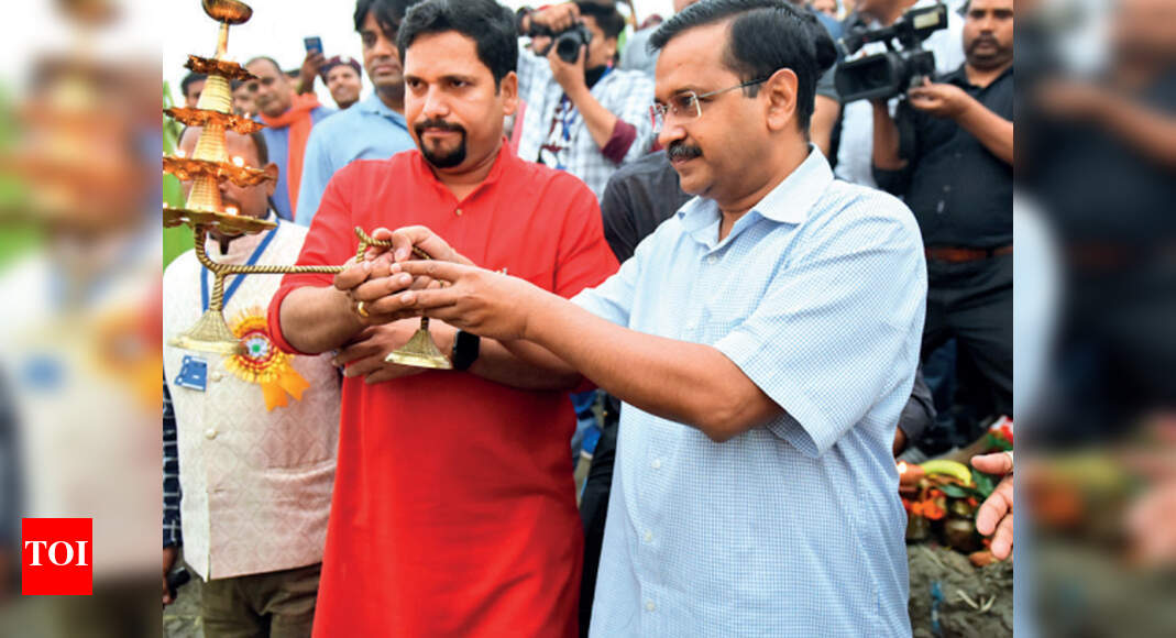 Delhi: Political leaders head to ghats to take part in puja | Delhi ...