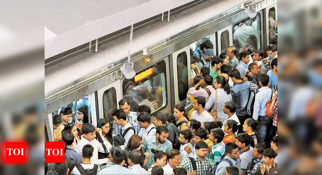 Delhi Metro preferred choice during rush hour | Delhi News - Times of India
