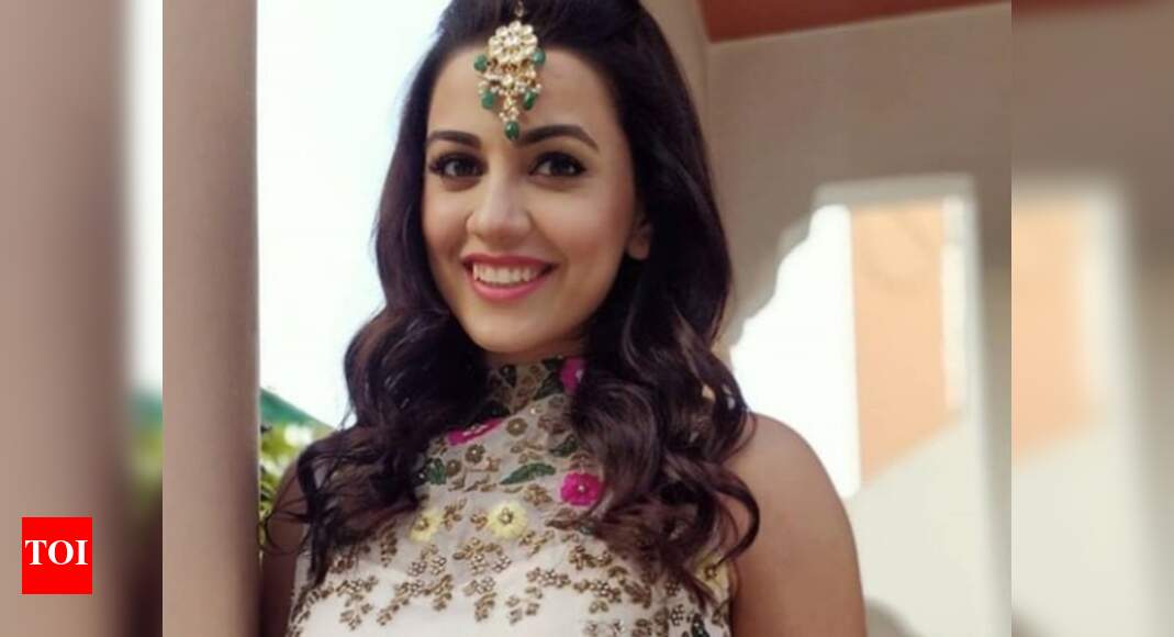 Photo: Esha Kansara looks mesmerising in a traditional outfit ...