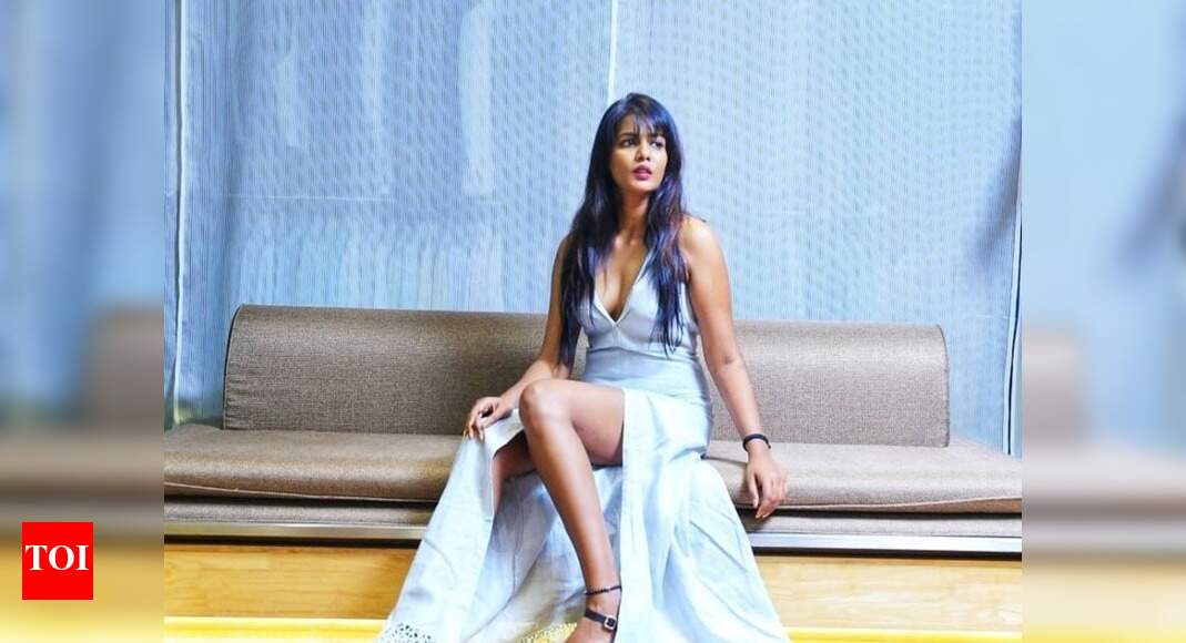 Bigg Boss Tamil 3 fame Meera Mithun enjoys a fan moment with actress Simran Rishi Bagga - Times ...