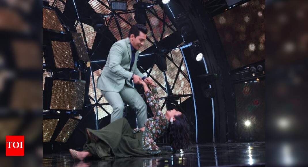 Indian Idol 11: Aditya Narayan drops Neha Kakkar while dancing on ...