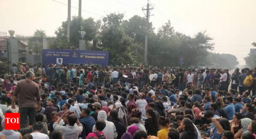 JNU protest: Massive protest by students on JNU campus | Delhi News ...
