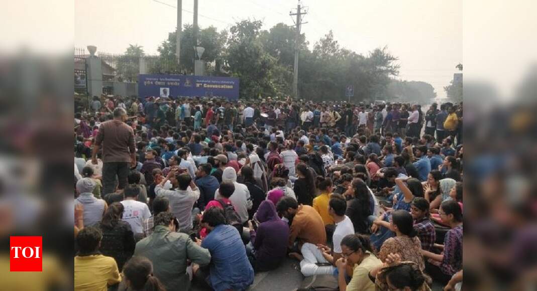 JNU Protest: Massive protest by students on JNU campus | Delhi News ...