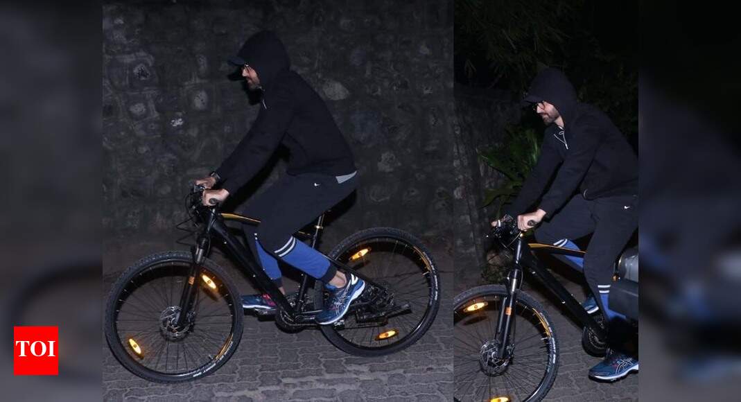 Photos: Hrithik Roshan goes on evening bicycle ride on the streets of ...